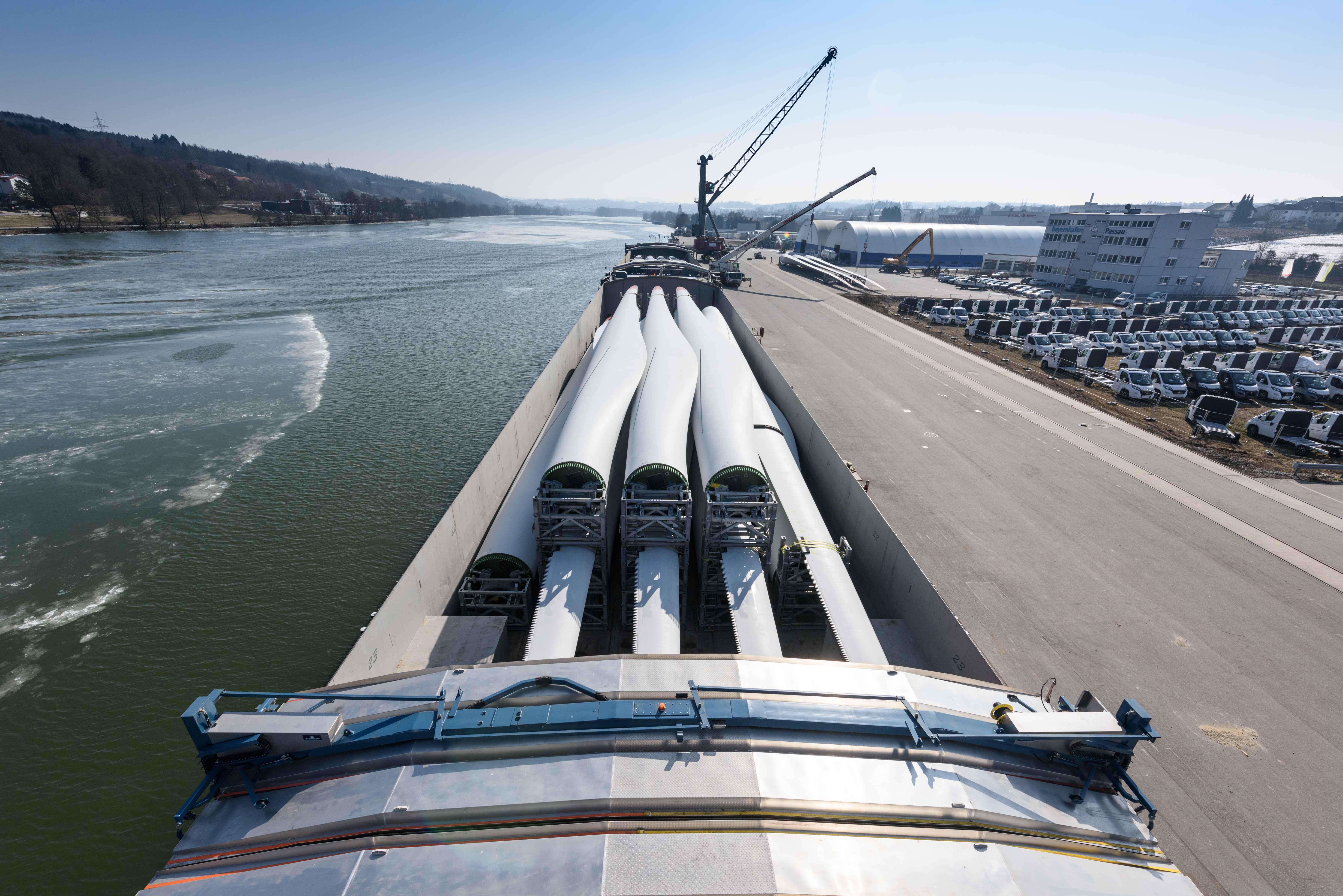 bayernhafen - Inland waterway premiere: 60-metre wind turbine blades ...