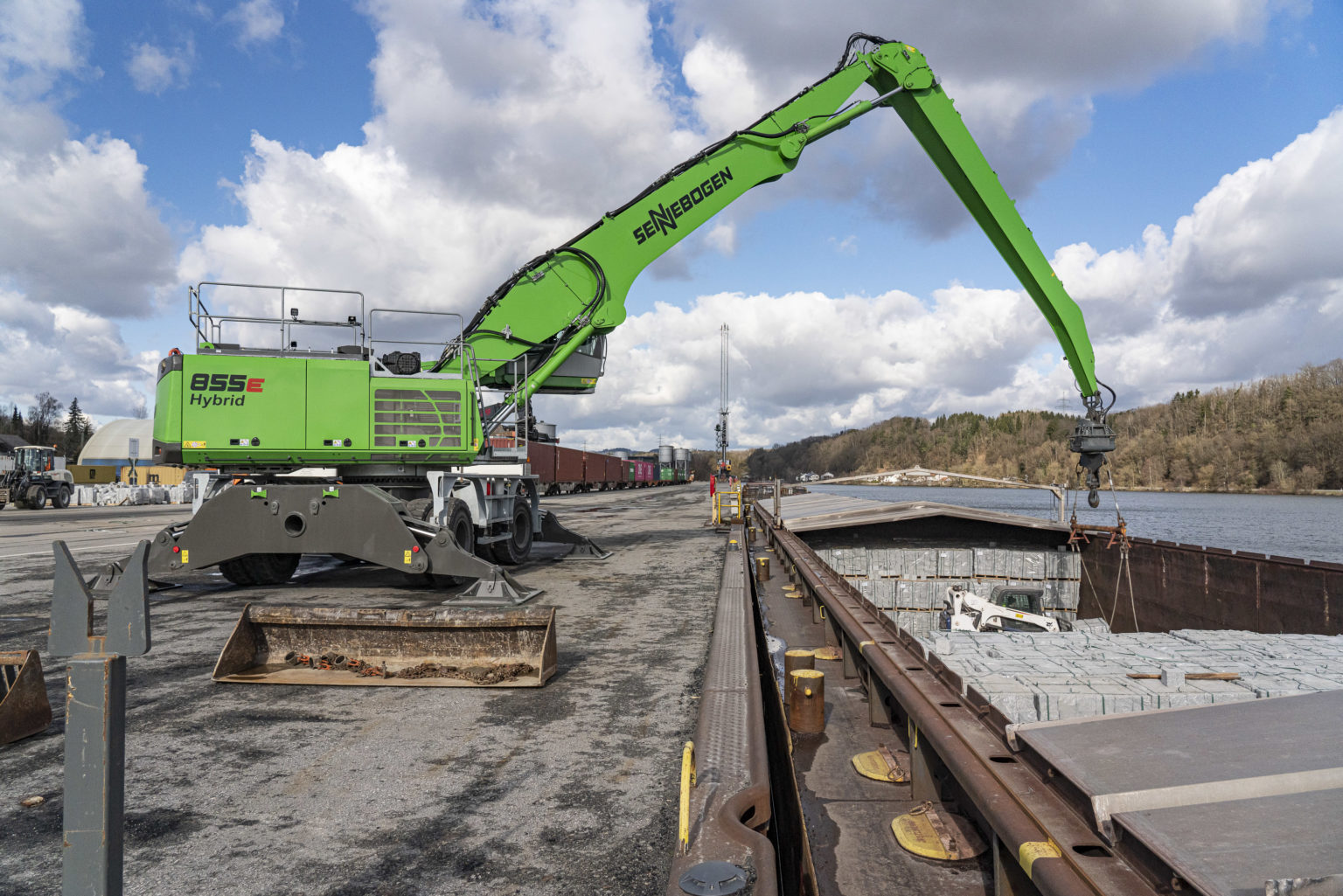 bayernhafen - Neuer Umschlagbagger Sennebogen 855 E Hybrid im ...