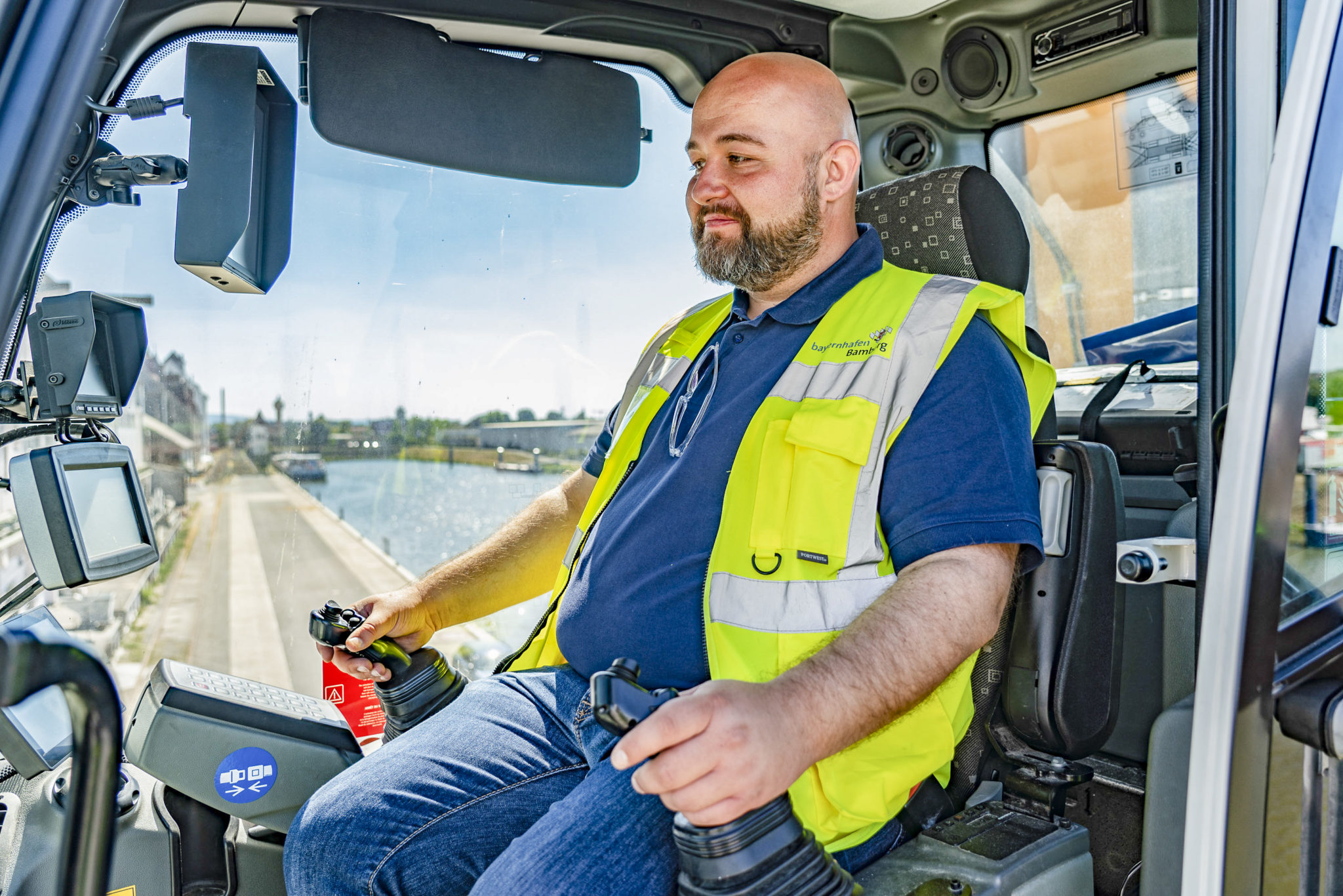 MdB Dr. Jonas Geissler als Praktikant im bayernhafen Bamberg