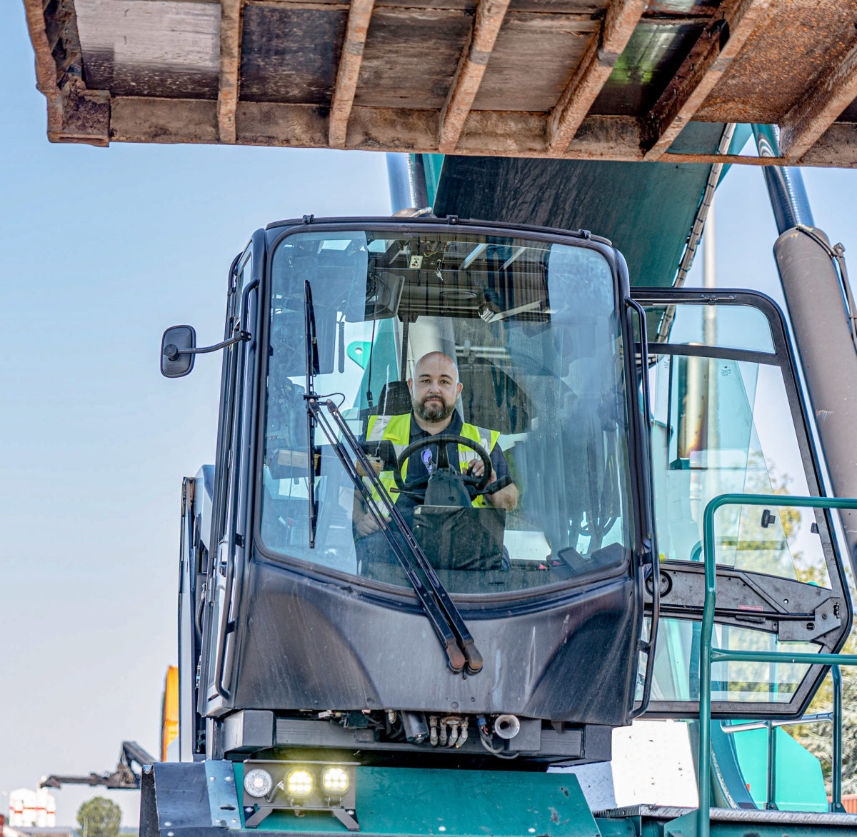 MdB Dr. Jonas Geissler als Praktikant im bayernhafen Bamberg